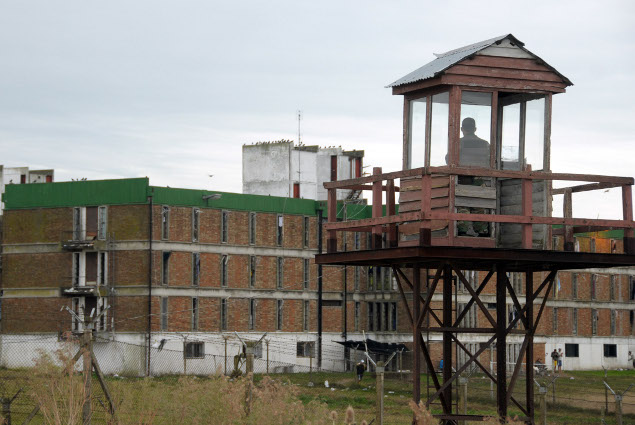 Reclusos reconstruyeron a nuevo uno de los módulos del COMCAR ...