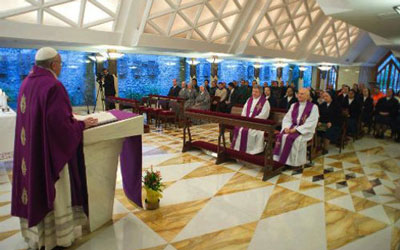 El papa celebró misa en la capilla de Santa Marta a la que concurrieron ...