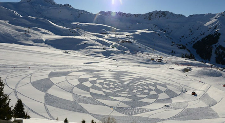 Un artista camina todo el día en la nieve para realizar maravillosas ...