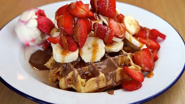 Waffles de chocolate, frutillas y banana - Noticias Uruguay, LARED21 ...