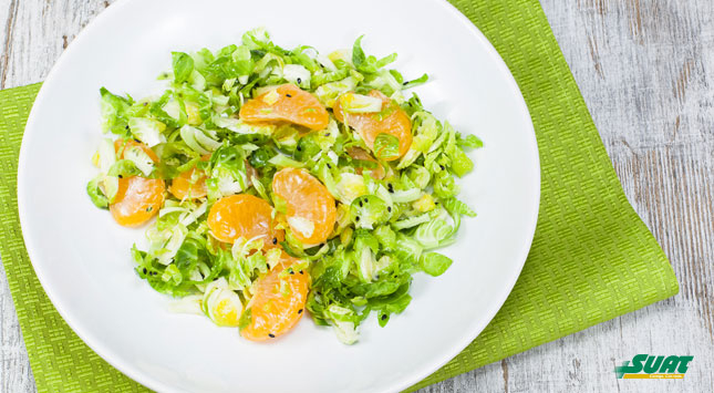 Una opción diferente de ensalada: lechuga, rúcula y mandarina ...