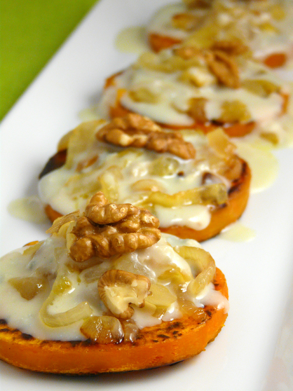 Deliciosos snacks de calabaza, queso, nueces y cebolla caramelizada ...