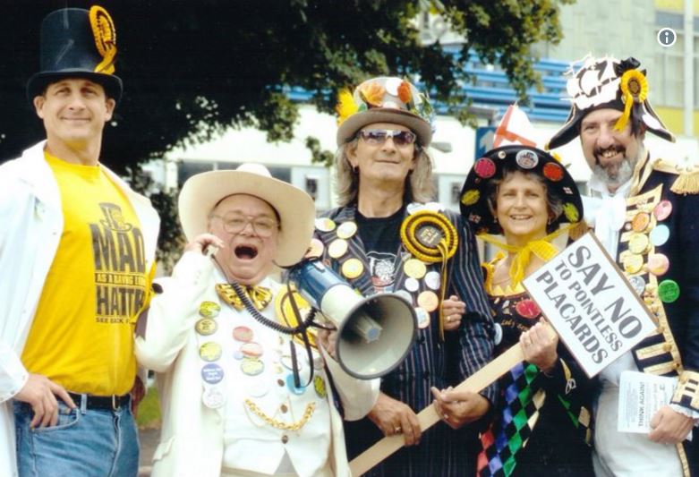 Elmo, Buckethead y otros extraños candidatos que lucharon en las ...