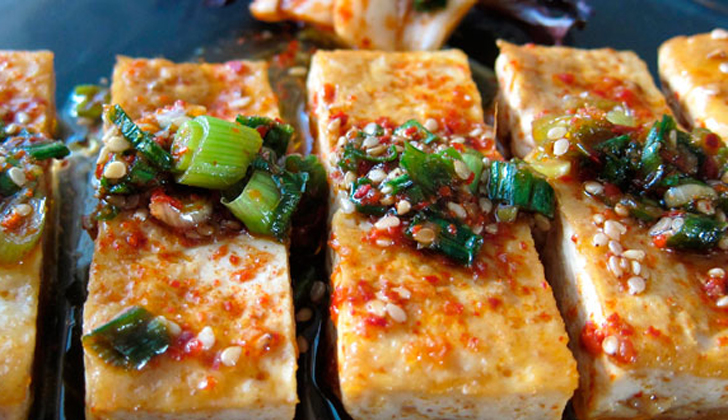 Exquisito y saludable acompañamiento de tofu con salsa barbacoa ...