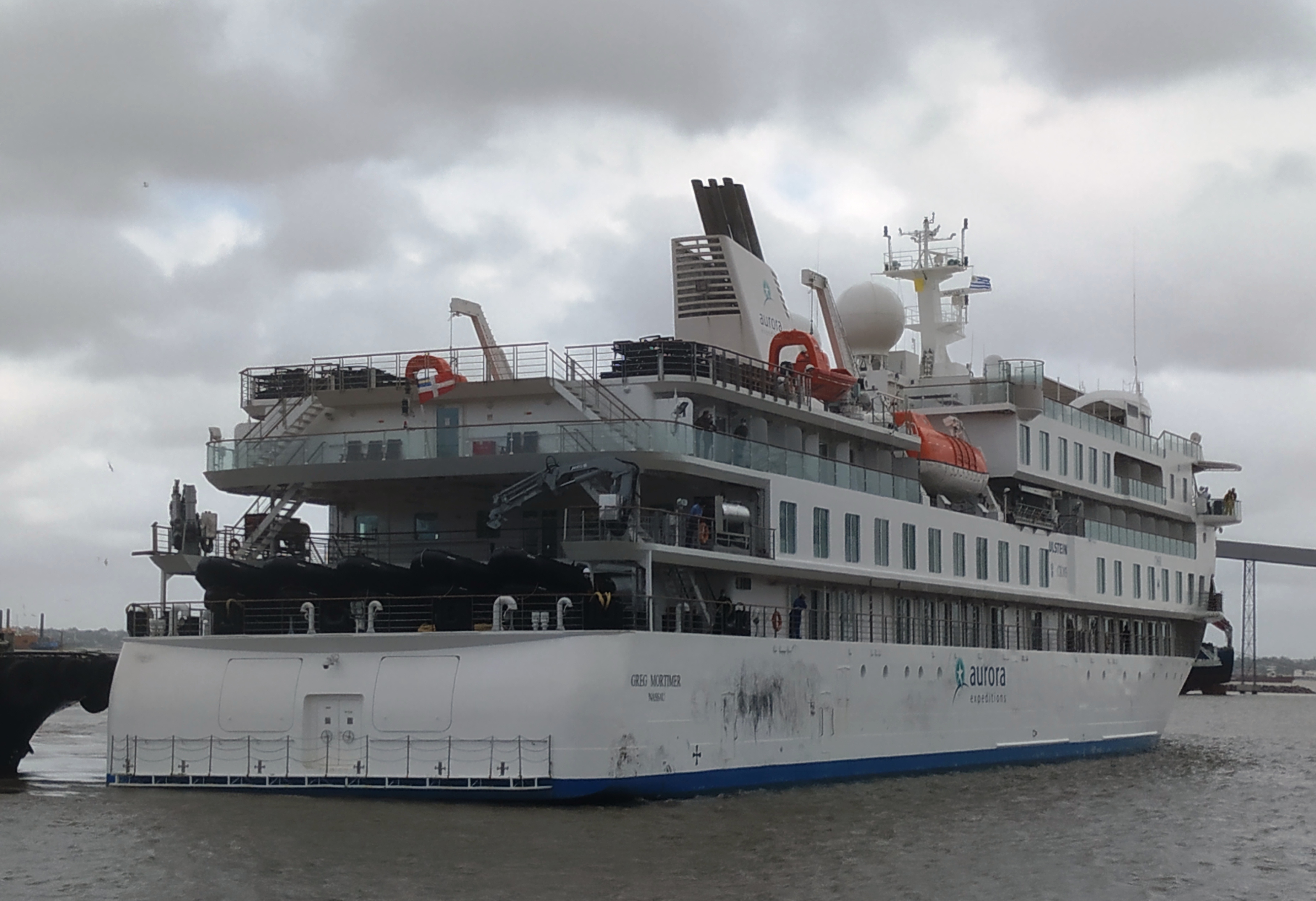 Atracó en Montevideo el Greg Mortimer. Mañana desembarca toda la tripulación - Noticias Uruguay ...