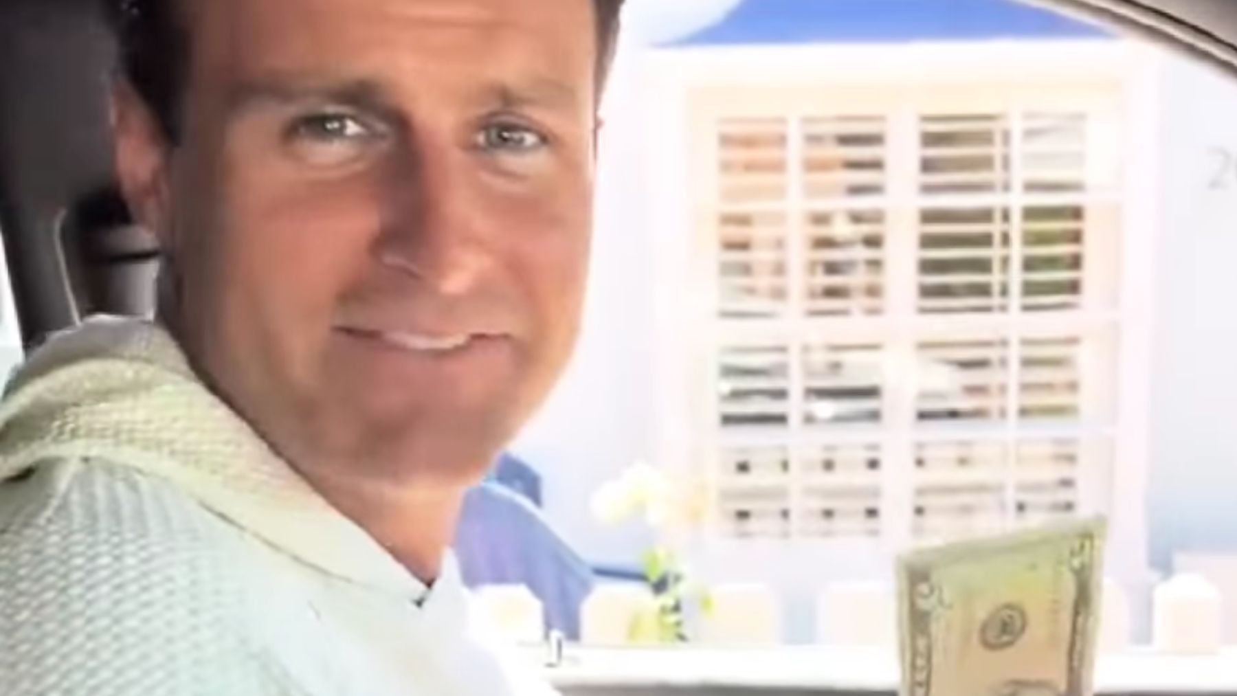 Escándalo en EE.UU..: Asesor de Trump da dinero falso a indigentes para ...