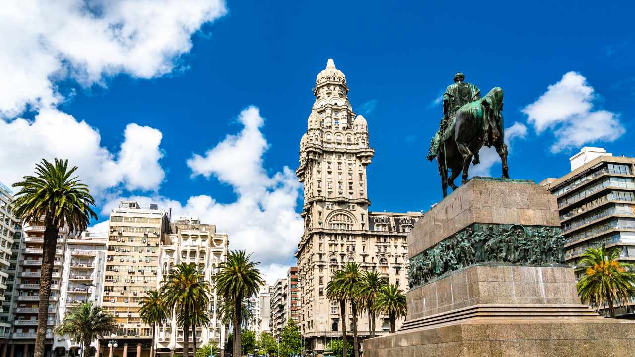 Uruguay cierra el 2025 con el riesgo país más bajo de América Latina ...